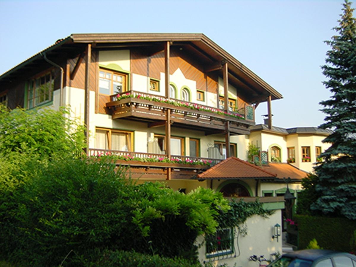 Dietrichsteinerhof Apartments & Rooms - holiday apartment in Faak am See